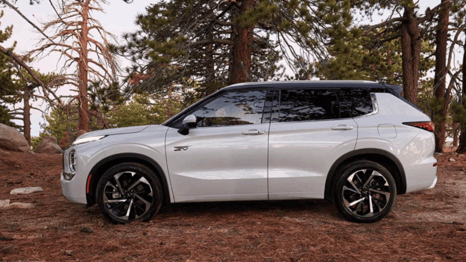 Lakeland Families on the 2025 Outlander PHEV | Brandon Mitsubishi